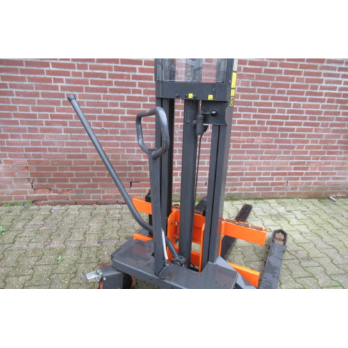 Stapelaar 1000kg 235cm. Gebruikt. - A.D.R. Spierings